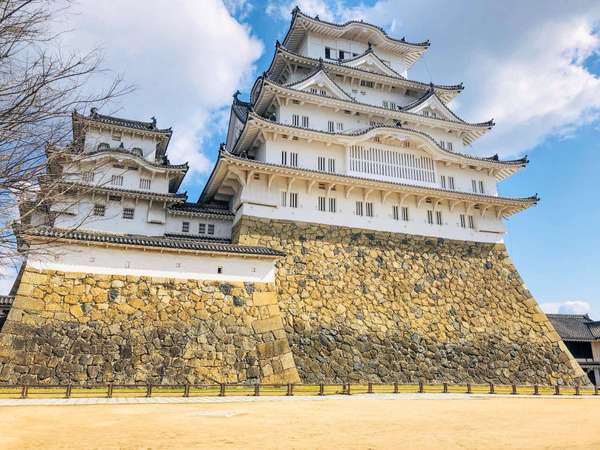 The magnificent white Himeji Castle | Travel Guide